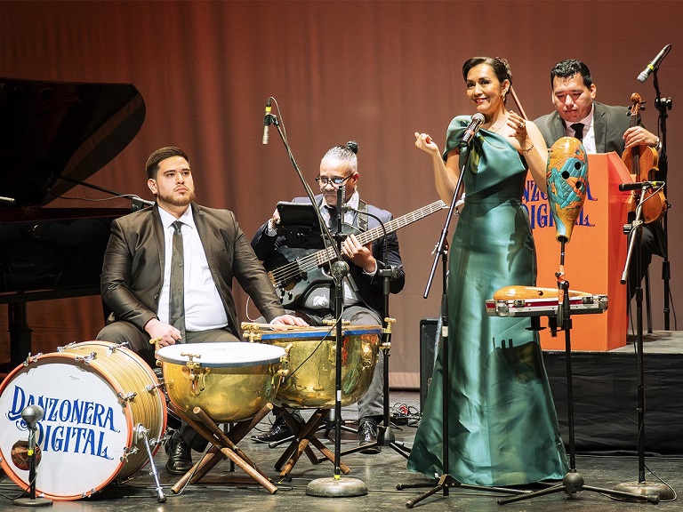 Vibran con “Danzones Originales Regios”, en el Teatro del Centro de las ...